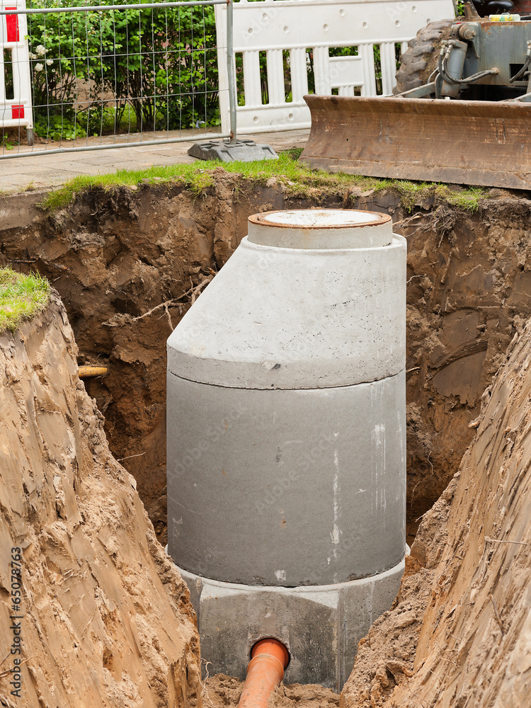 Kanalbau - Ein neuer Schacht aus Betonfertigteilen Stock Photo | Adobe ...