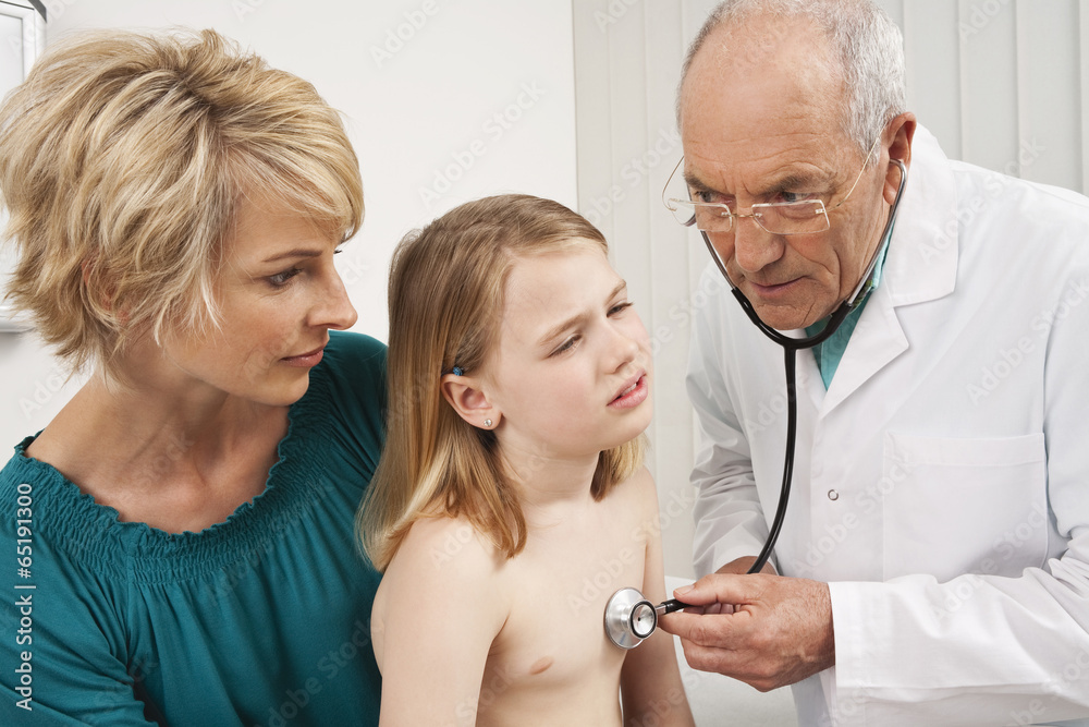 Deutschland,München,Arzt untersuchen Mädchen (8-9) mit Frau Stock-Foto ...