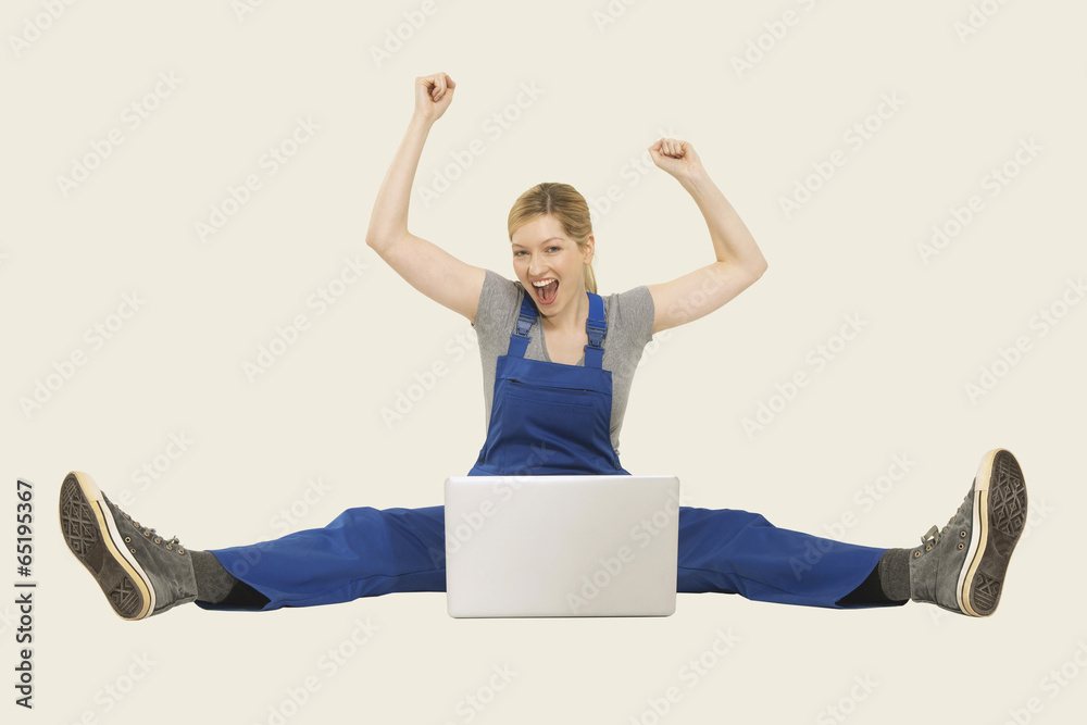 Frau in der Gesamt sitzt mit Laptop und jubeln,Jubel,Porträt Stock-Foto ...