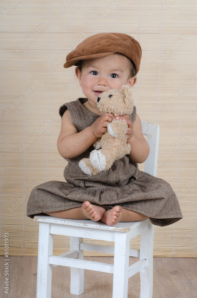 Lachendes Kind mit Teddybär Stock-Foto | Adobe Stock