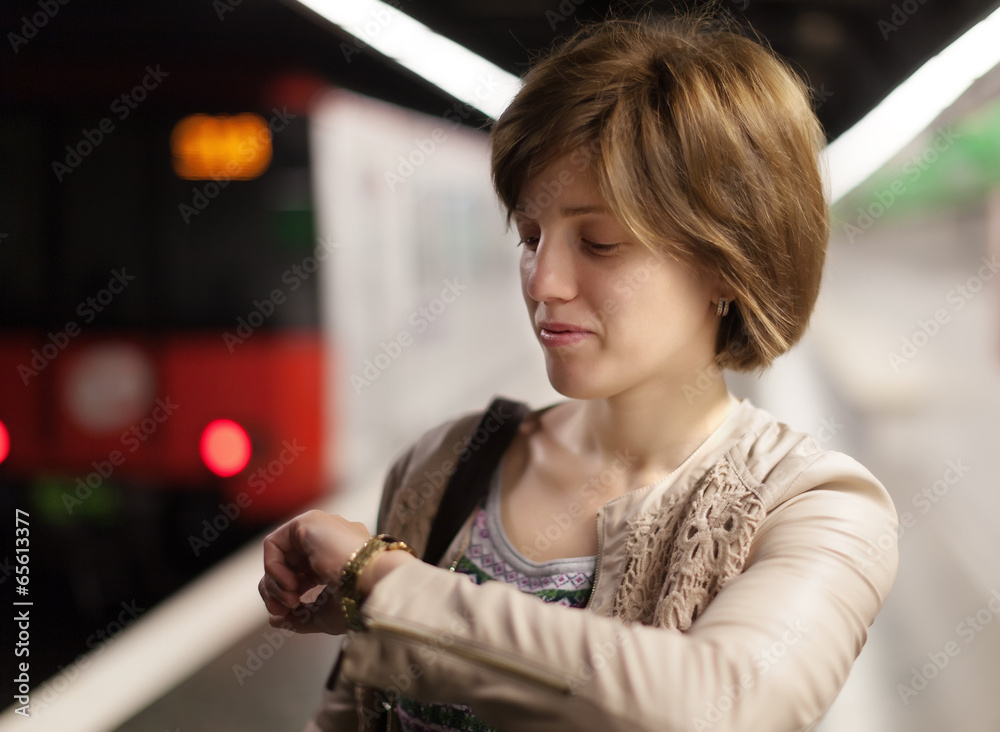 woman waiting train Stock 写真 | Adobe Stock