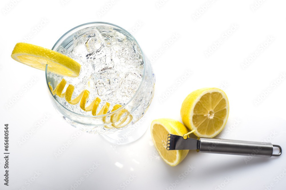 Gin and tonic aislado sobre fondo blanco adornado con limón Stock Photo ...