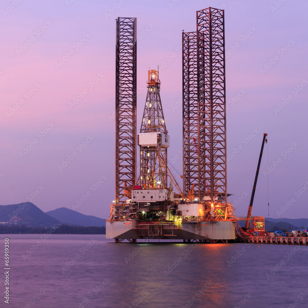 Jack up oil drilling rig in the shipyard for maintenance at suns Stock ...