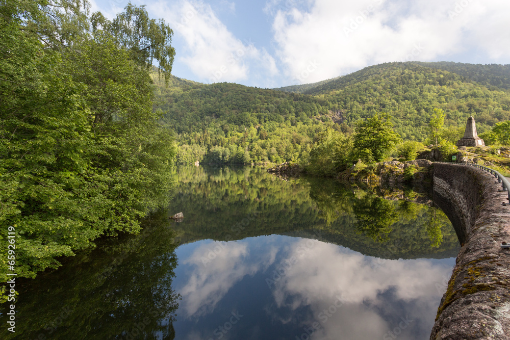 Digue et barrage - lac de montagne Stock Photo | Adobe Stock