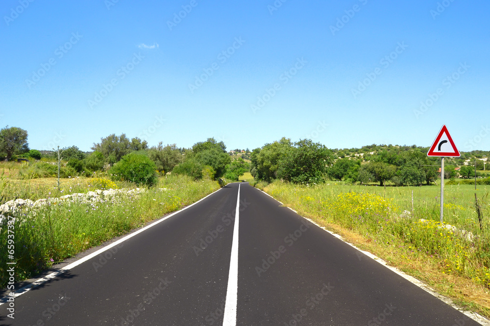 Strada con segnaletica stradale - curva a destra Stock Photo | Adobe Stock