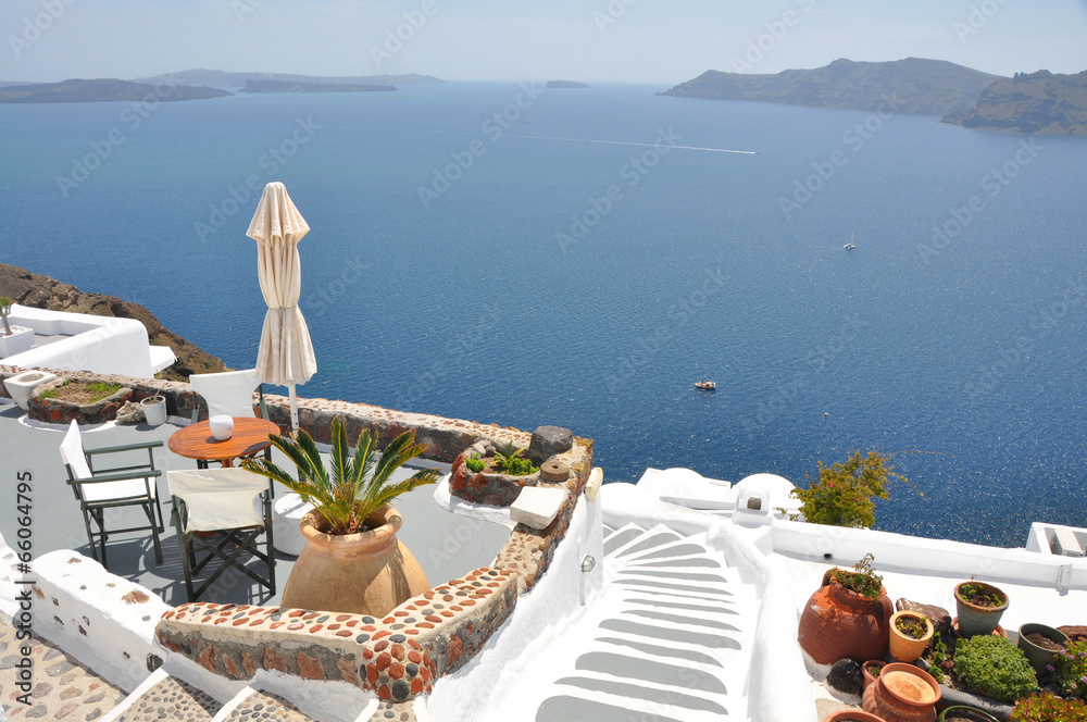 private Terrasse mit Aussicht auf griechischer Insel Santorin Stock ...