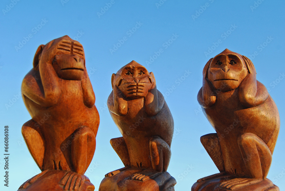 Los tres monos sabios en madera. No ver, no oír, no decir Stock Photo ...