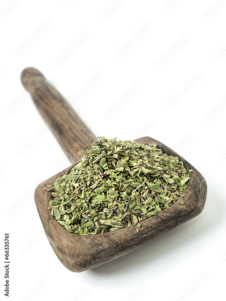 Orégano sobre cuchara de madera rústica sobre fondo blanco aislado ...