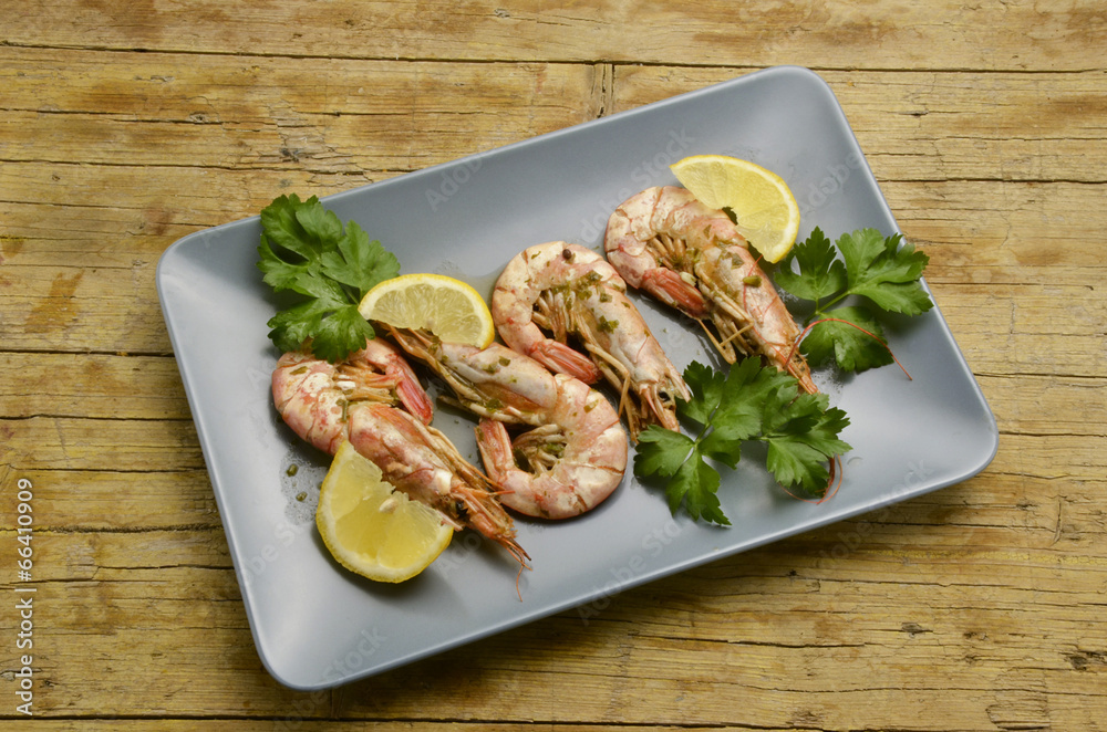 Camarones con limón Gamberi al limone Shrimp with lemon Stock Photo ...