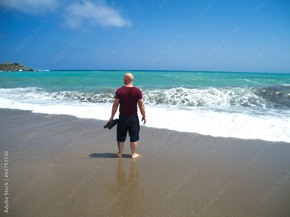 Mann am Meer, Beach, Strand Stock-Foto | Adobe Stock