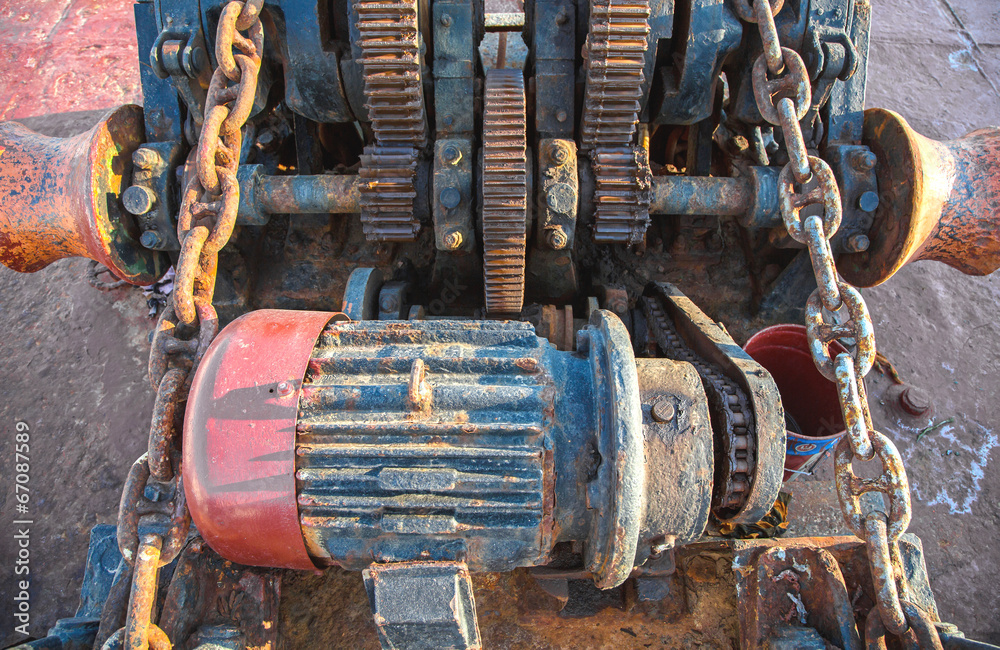 Altes Zahnradgetriebe retro Look mit Motor auf einem Schiff Stock Photo ...