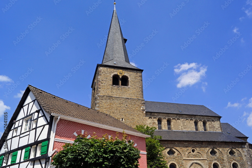 Altstadt von HILDEN m.Reformationskirche im Hintergrund Stock-Foto ...