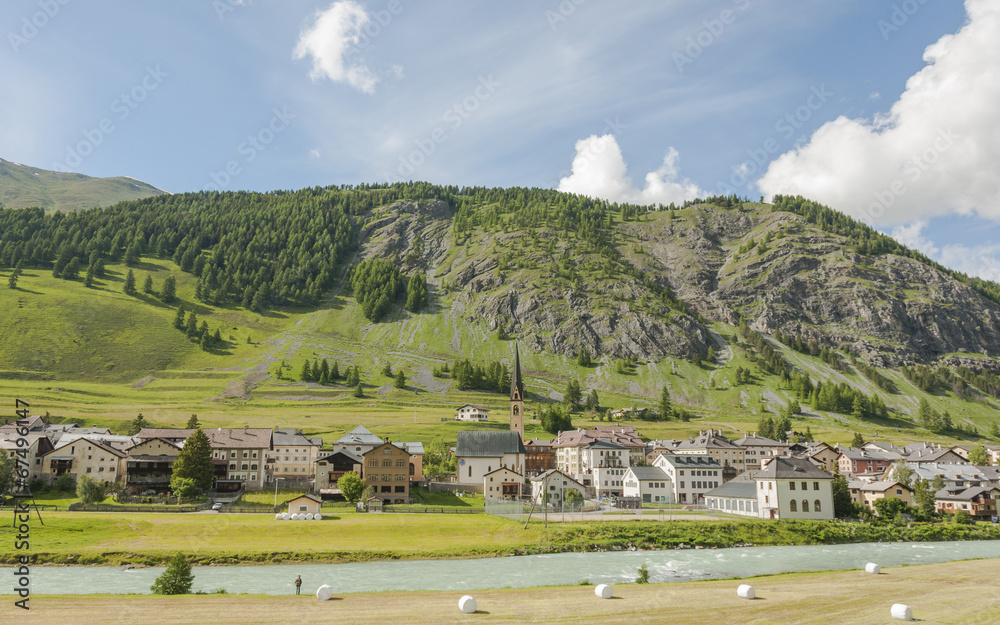 Foto de S-chanf, Dorf, Bergdorf, Inn, Fluss, Inntal, Engadin, Alpen ...