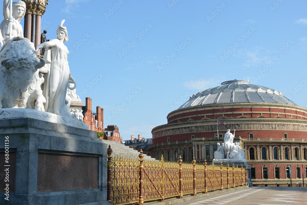 Statues and fence of memorial overlooking Albert Hall Stock 写真 | Adobe ...