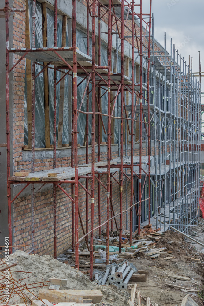 Scaffolding on building. Building covered in scaffolding at cons Stock ...