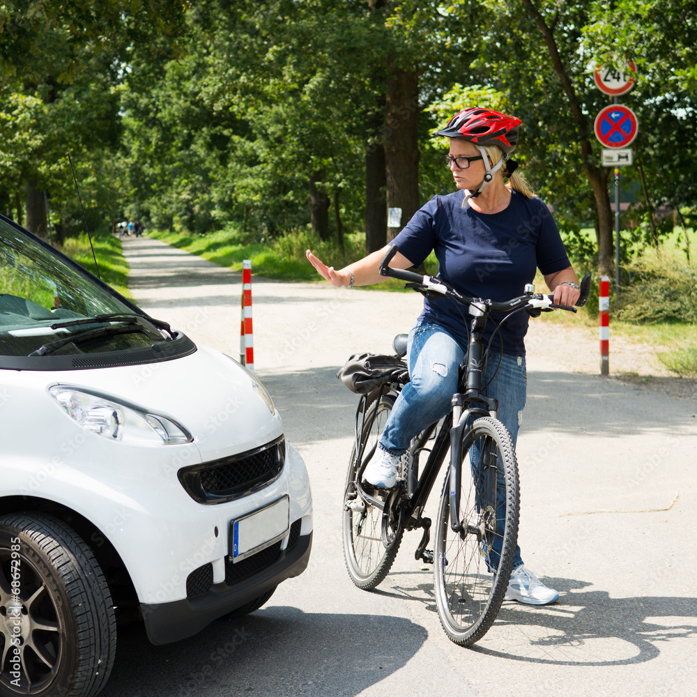 radfahrer hält autofahrer an Stock 写真 | Adobe Stock