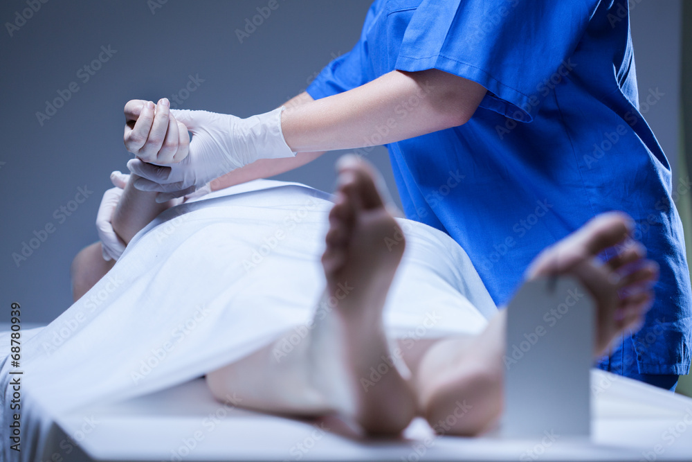 Foto de Nurse lying the body of corpse do Stock | Adobe Stock
