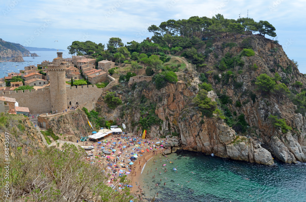 Playa de Es Codolar y vista del recinto medieval. Tossa de Mar Stock ...
