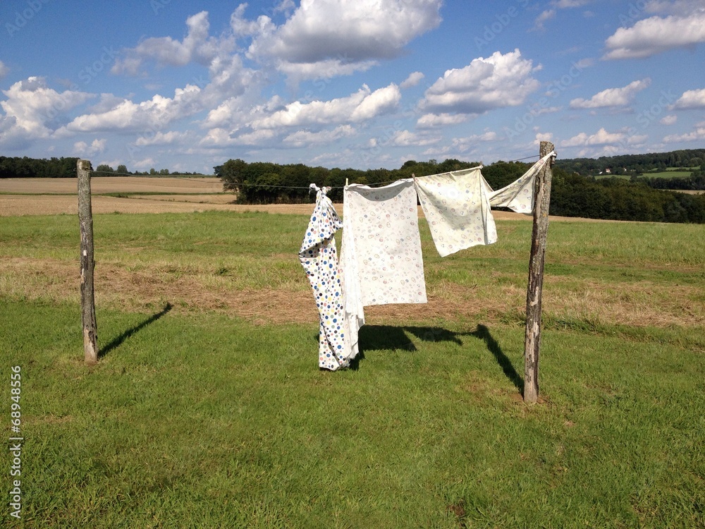 Linge pendu pour secher au soleil et au vent Stock Photo | Adobe Stock