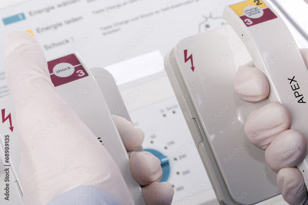 Defibrillator in der Hand eines Arztes Stock-Foto | Adobe Stock