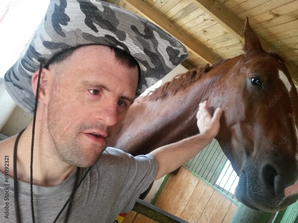Trisomique homme et cheval Photos | Adobe Stock