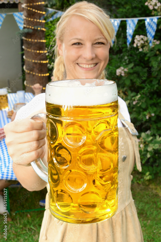 Frau im Dirndl mit Maß Bier zum Oktoberfest Stock-Foto | Adobe Stock