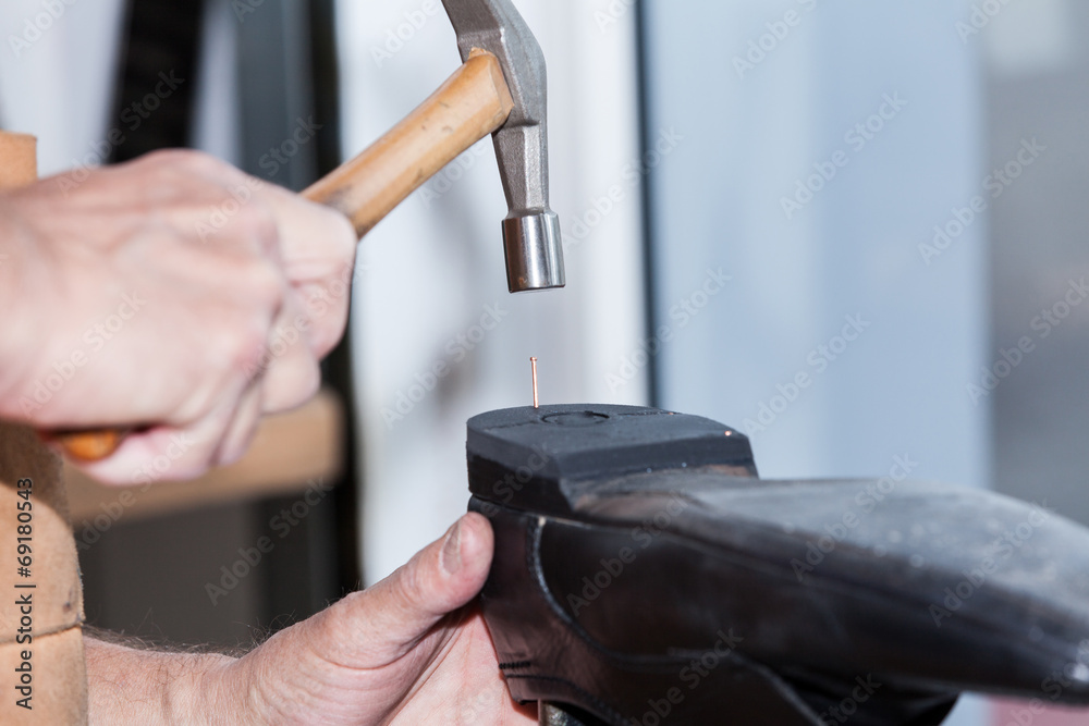Le cordonnier répare le talon d’une chaussure d’homme Stock Photo ...