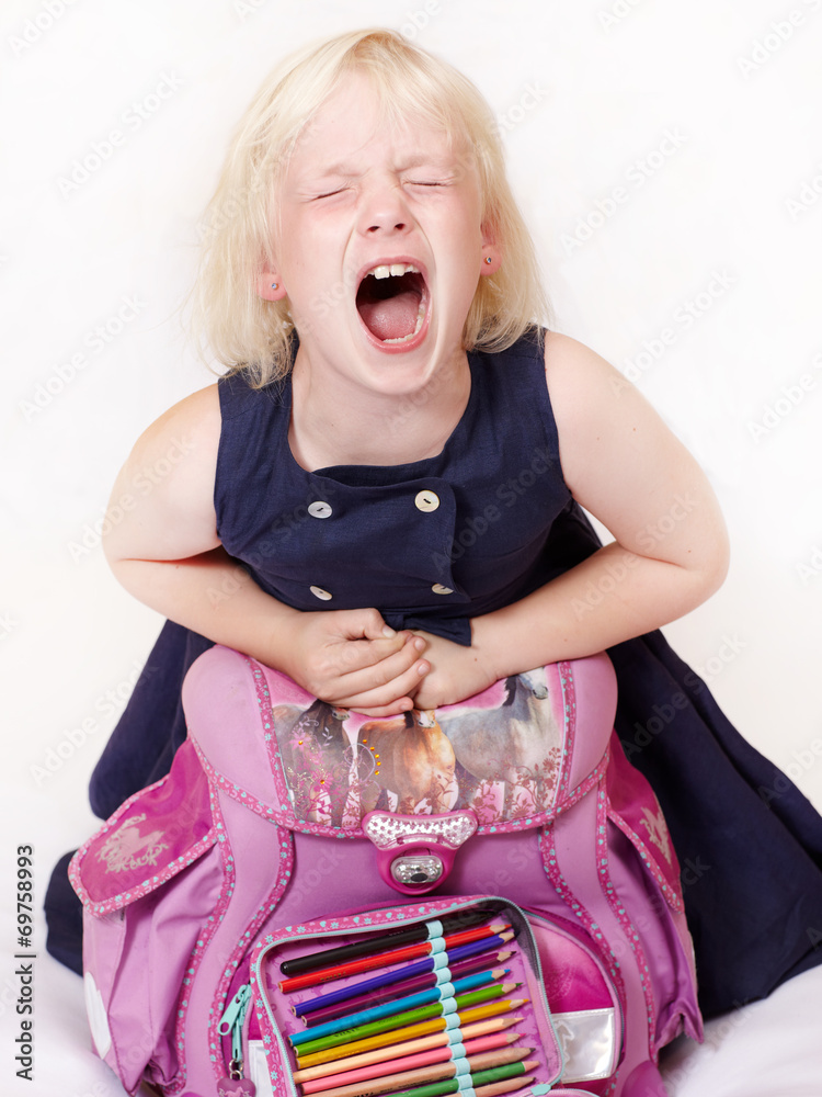 Cute child with school bag crying out loud Stock 写真 | Adobe Stock