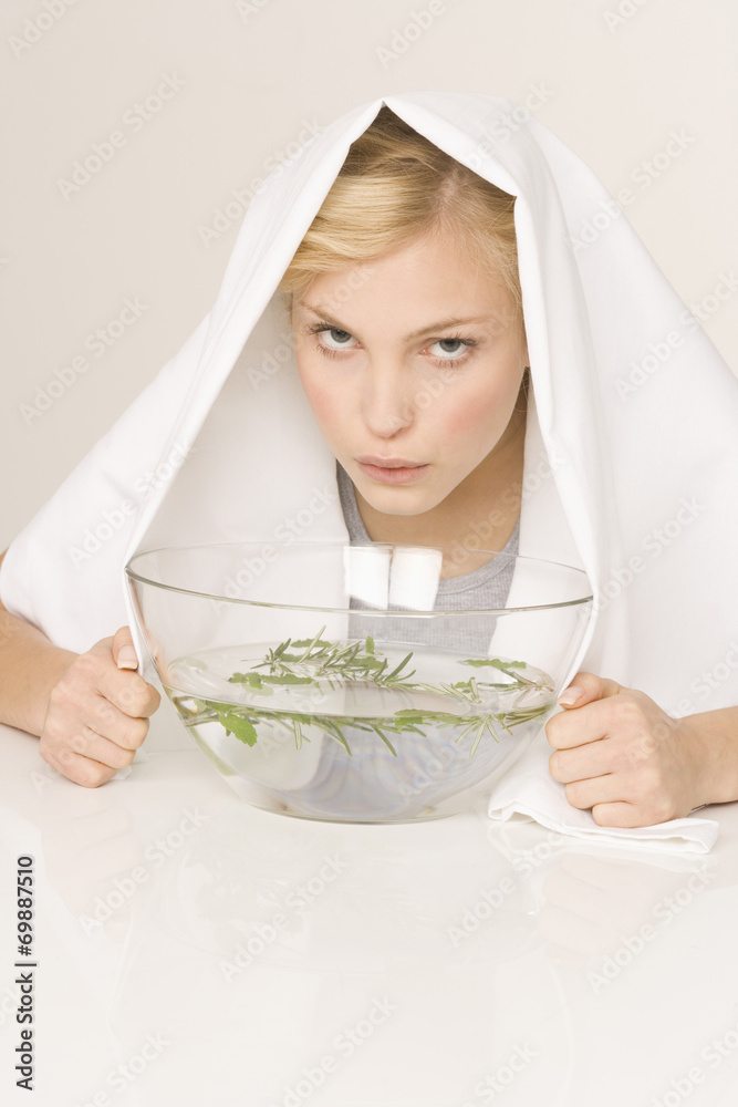 Junge Frau Einatmen von Dämpfen,Portrait foto de Stock | Adobe Stock