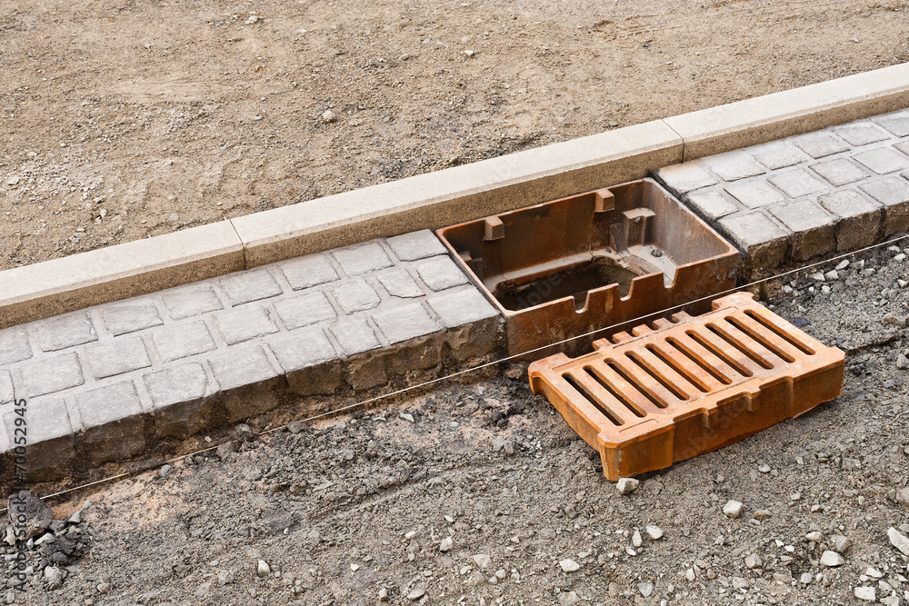 Ein neuer Rinnstein aus Pflastersteinen und ein neuer Gulli Stock Photo ...