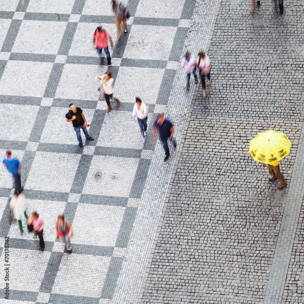 Menschen auf einem Platz von oben gesehen Stock Photo | Adobe Stock