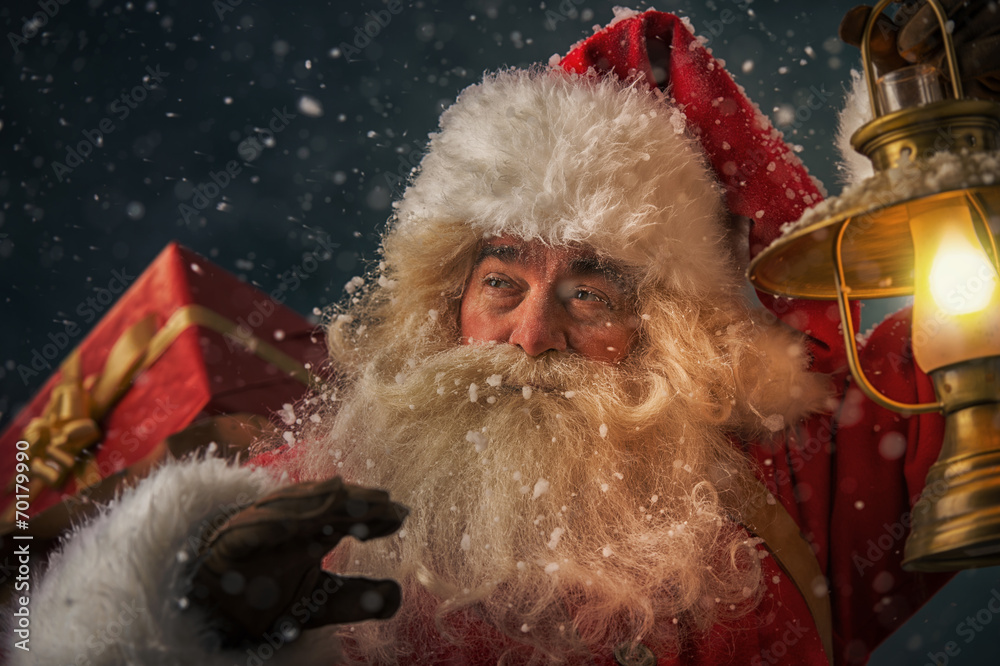Santa Claus holding sack with gifts foto de Stock | Adobe Stock