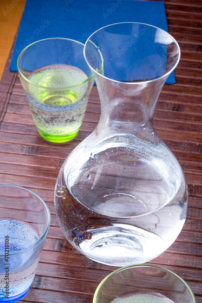 Acqua gasata nella brocca e nei bicchieri sulla tavola Stock Photo ...