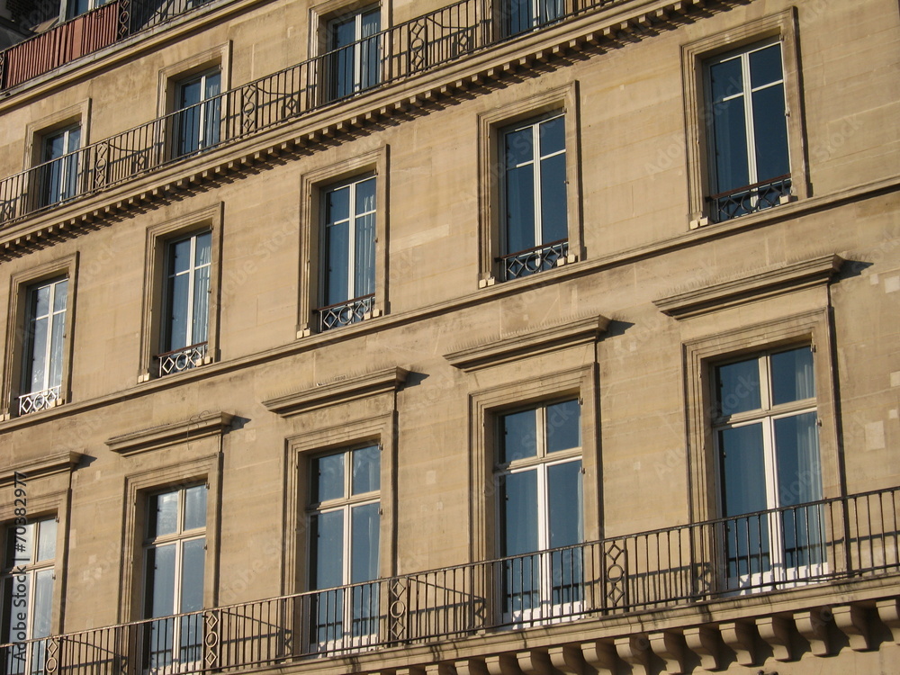 Façade d'immeuble à Paris Photos | Adobe Stock