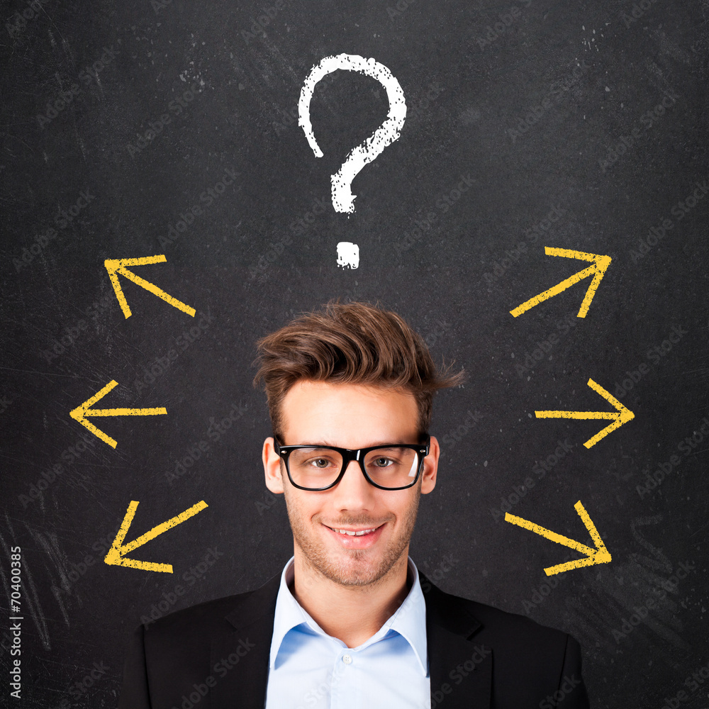 junger Mann mit der Frage nach dem richtigen Weg Stock-Foto | Adobe Stock