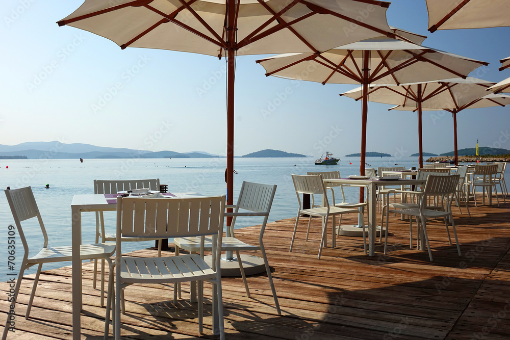 Terrasse d'un bar en bord de mer foto de Stock | Adobe Stock