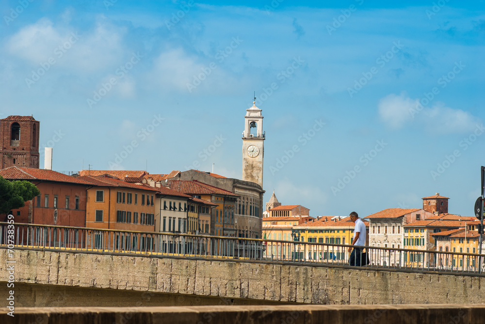 Veduta dei Lungarni di Pisa, ponte della Fortezza, Italia Stock Photo ...