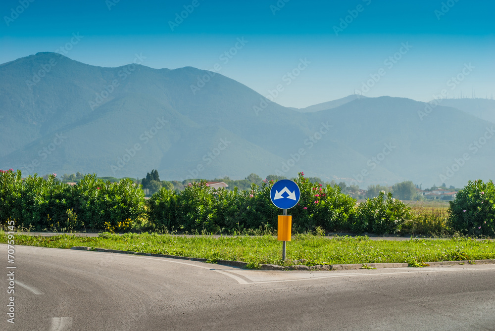 Foto Stock Strada urbana vuota, Bivio, Segnaletica Stradale, Cartello ...