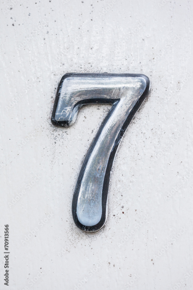 Metal digit - 7 on wooden background | Uwalls.co.uk