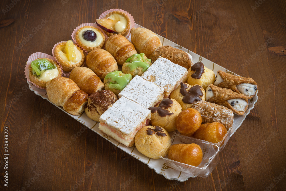 Vassoio di pasticcini italiani Stock Photo | Adobe Stock