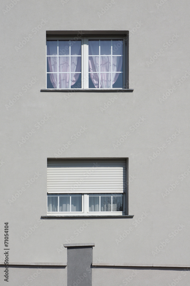 Rollladen als Sonnenschutz in grauer Fassade mit PVC Fenster Stock-Foto ...