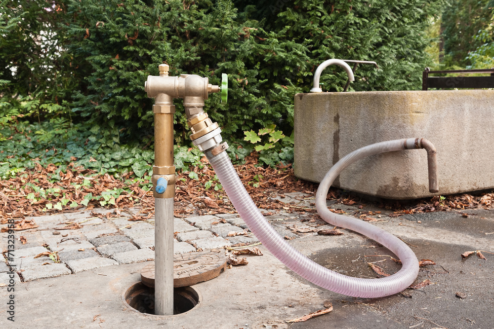 Ein Standrohr für Bauwasser an einem Unterflurhydranten Stock Photo ...