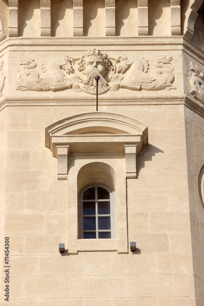 Fenêtre cintrée à fronton circulaire Stock Photo | Adobe Stock