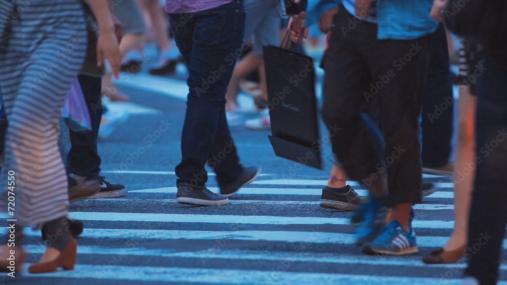 People walking across a busy intersection in Shibuya Tokyo Stock ビデオ ...