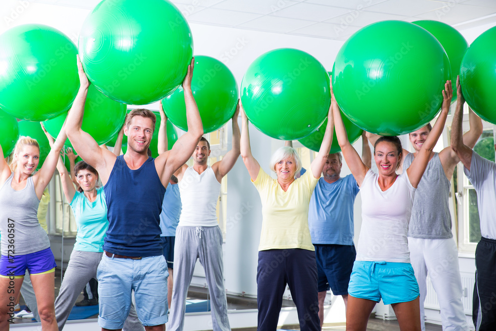 sportgruppe beim trainieren Stock-Foto | Adobe Stock