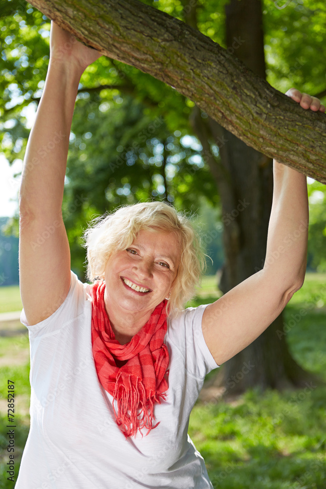 Seniorin steht im Sommer im Garten Stock Photo | Adobe Stock