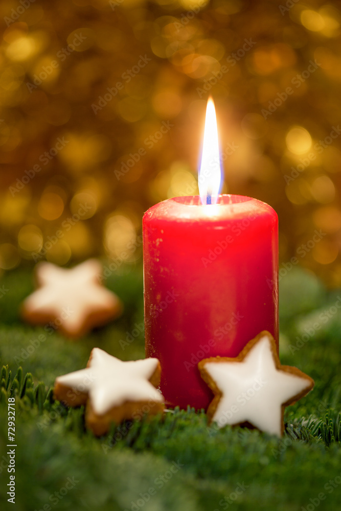 Brennende Kerze am 1. Advent Stock-Foto | Adobe Stock
