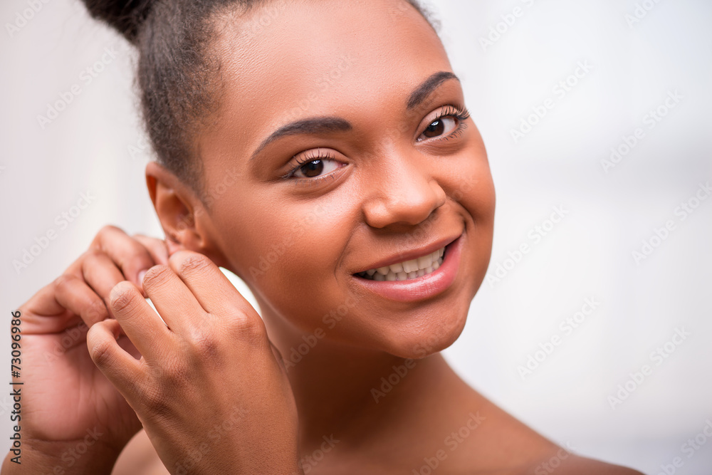 Beautiful Dark Skinned Girl In White Towel Stock Foto Adobe Stock