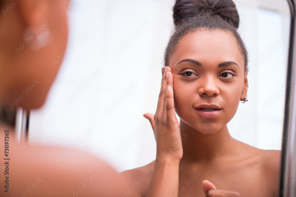 Beautiful Dark Skinned Girl In White Towel Stock Foto Adobe Stock
