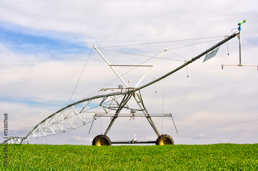 Poster Máquina de riego por aspersión, regadío, agricultura, campo ...